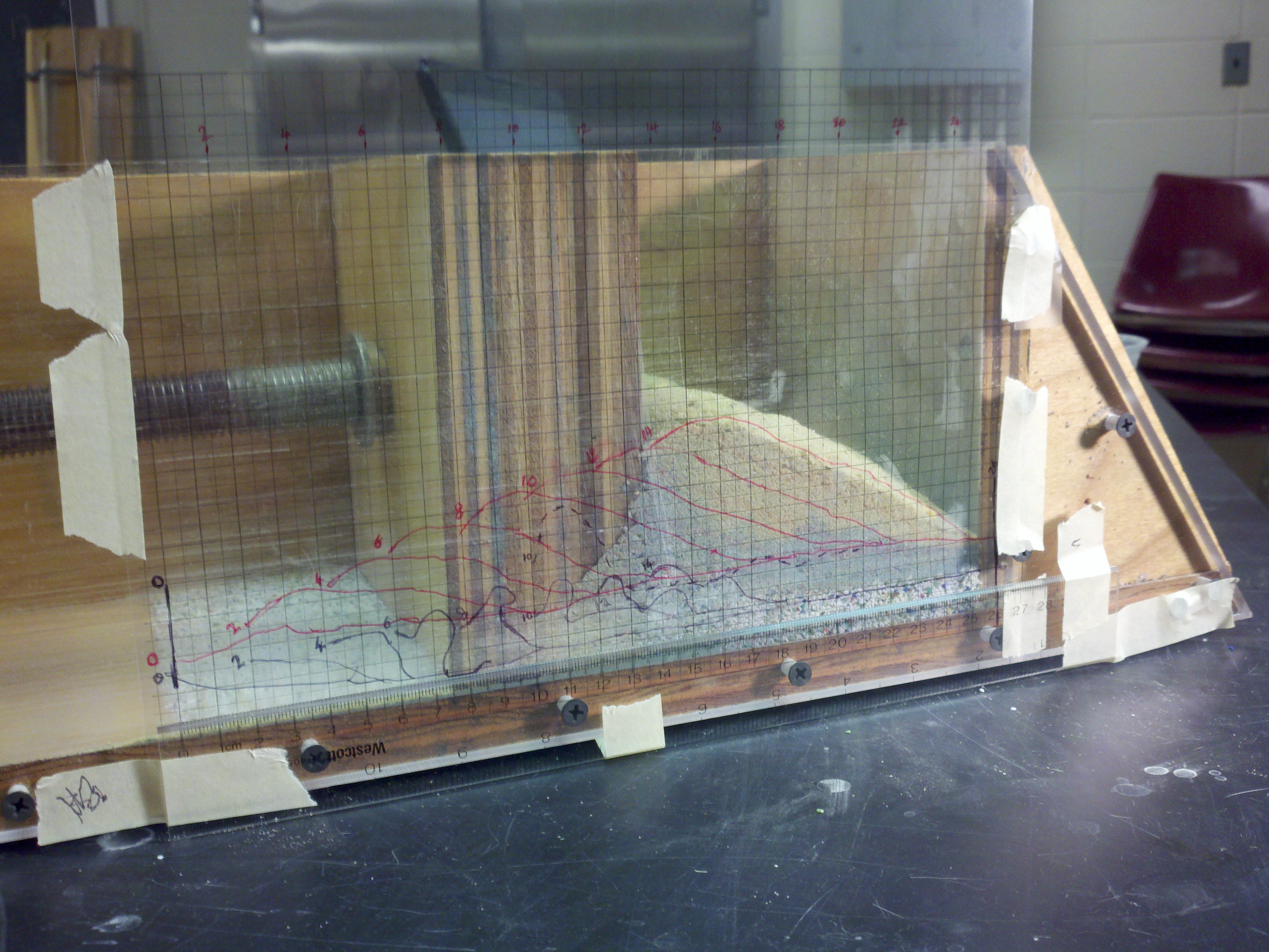 Sand-box experiment to investigate incremental and finite strain