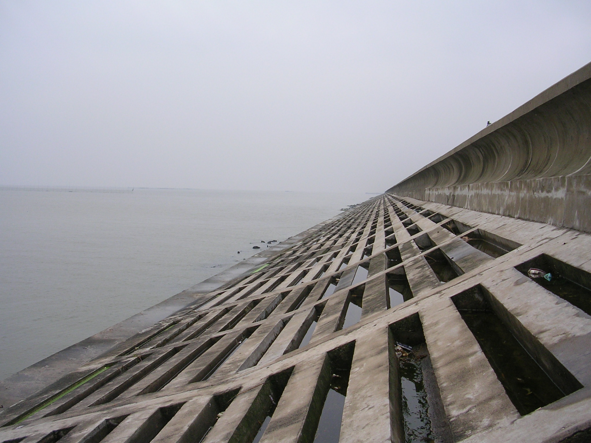 Figure 2: Embankment around Tai Lake